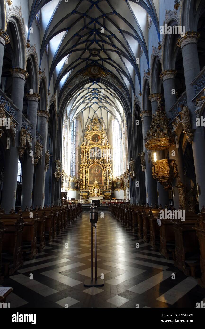Langhaus in der katholischen Kirche St. Mariä Himmelfahrt, Köln ...