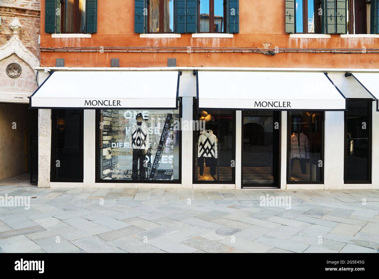 Moncler shop window -Fotos und -Bildmaterial in hoher Auflösung – Alamy