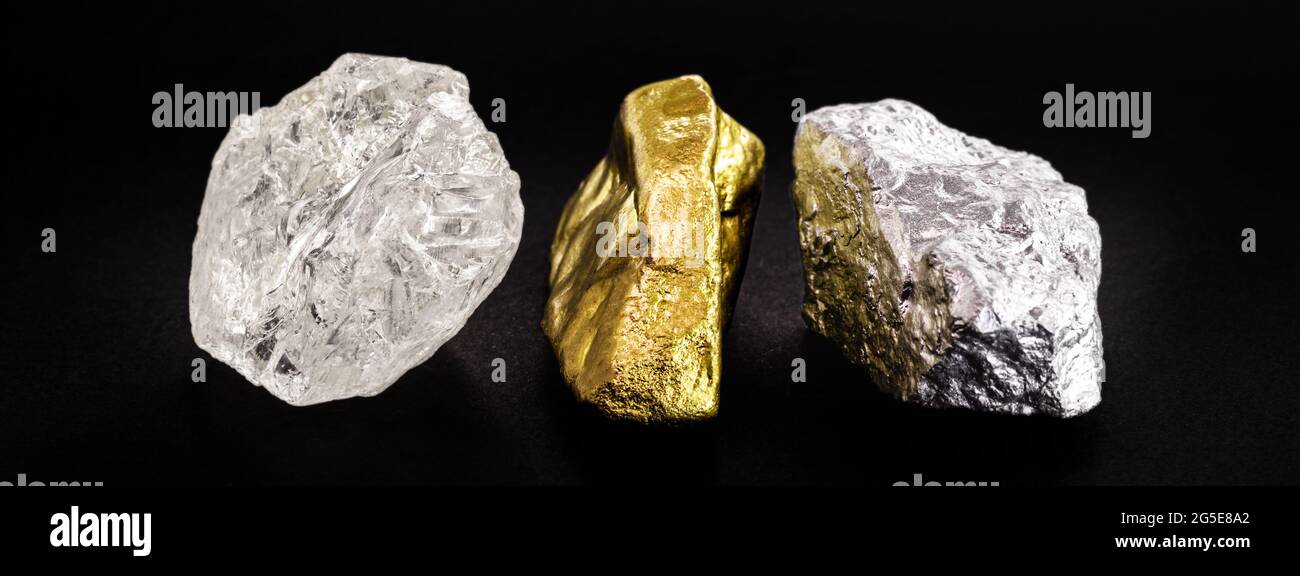 Rauer Diamantstein mit rohen Gold- und Silbernuggets auf isoliertem ...