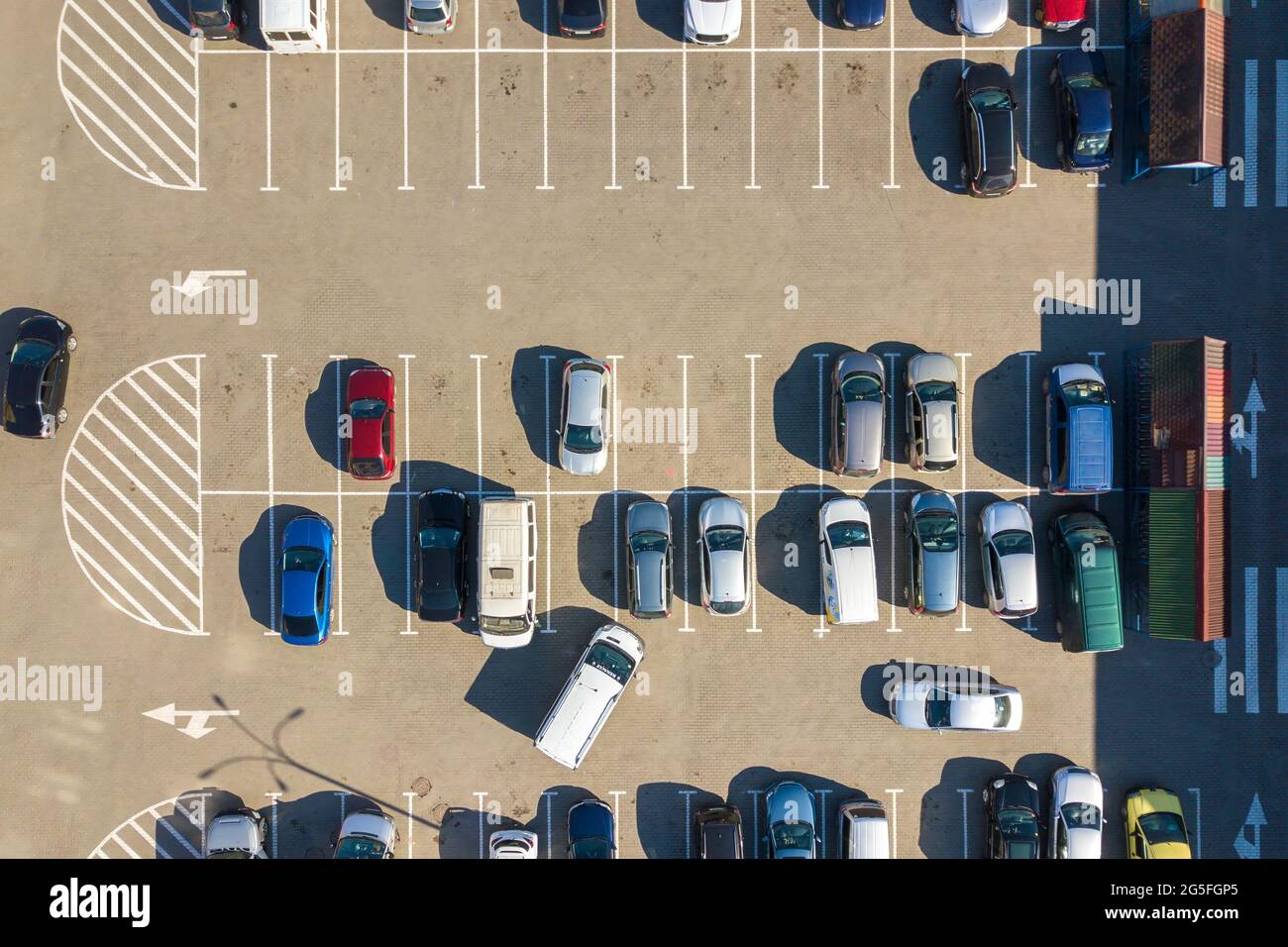 Luftaufnahme von vielen bunten Autos auf dem Parkplatz mit Linien und ...