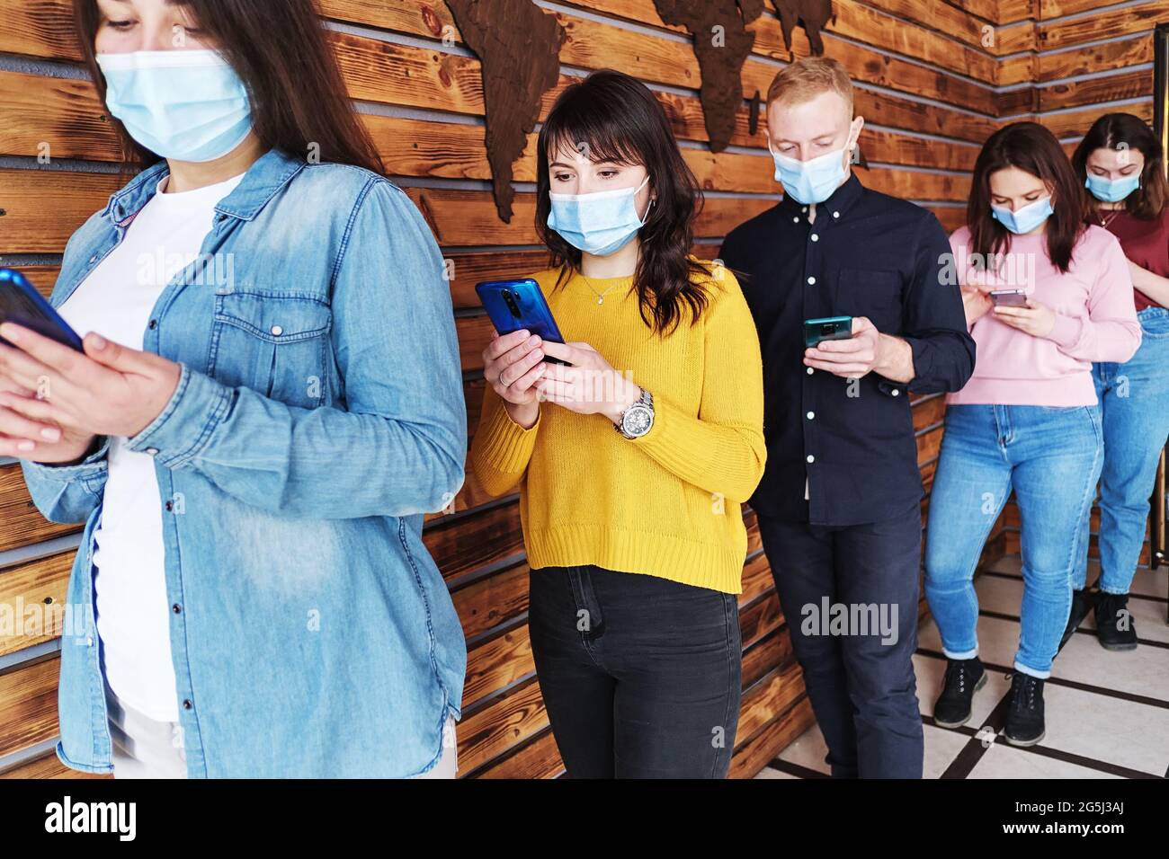 Menschen mit masken stehen in der schlange -Fotos und -Bildmaterial in ...