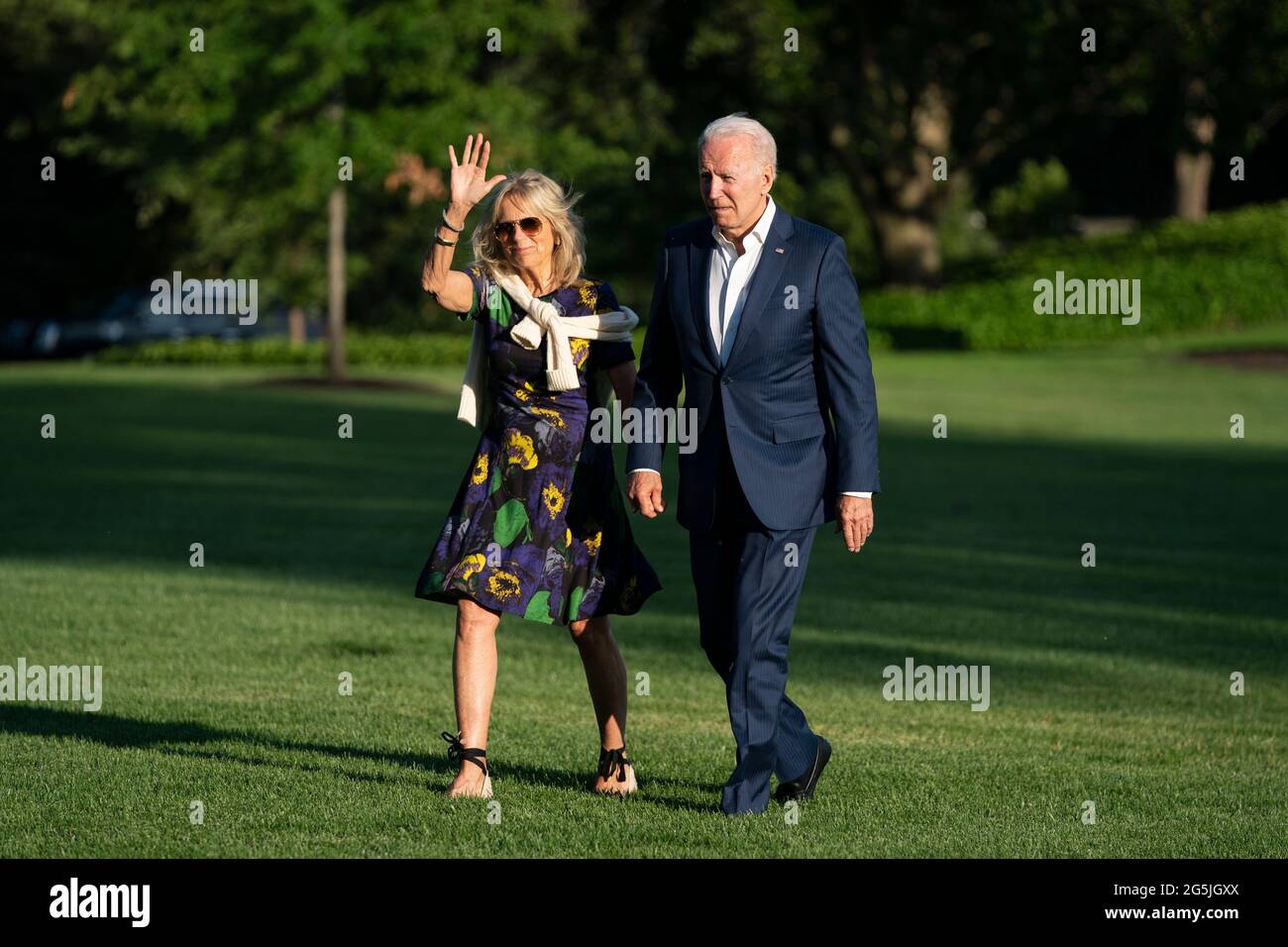US-Präsident Joe Biden und First Lady Jill Biden überqueren den South ...