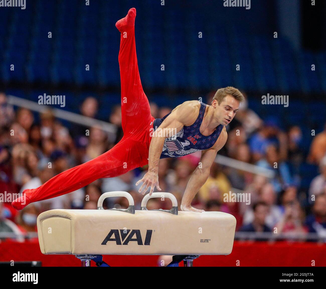 265. Juni 2021: Sam Mikulak auf dem Paukenpferd während des 2. Tages ...