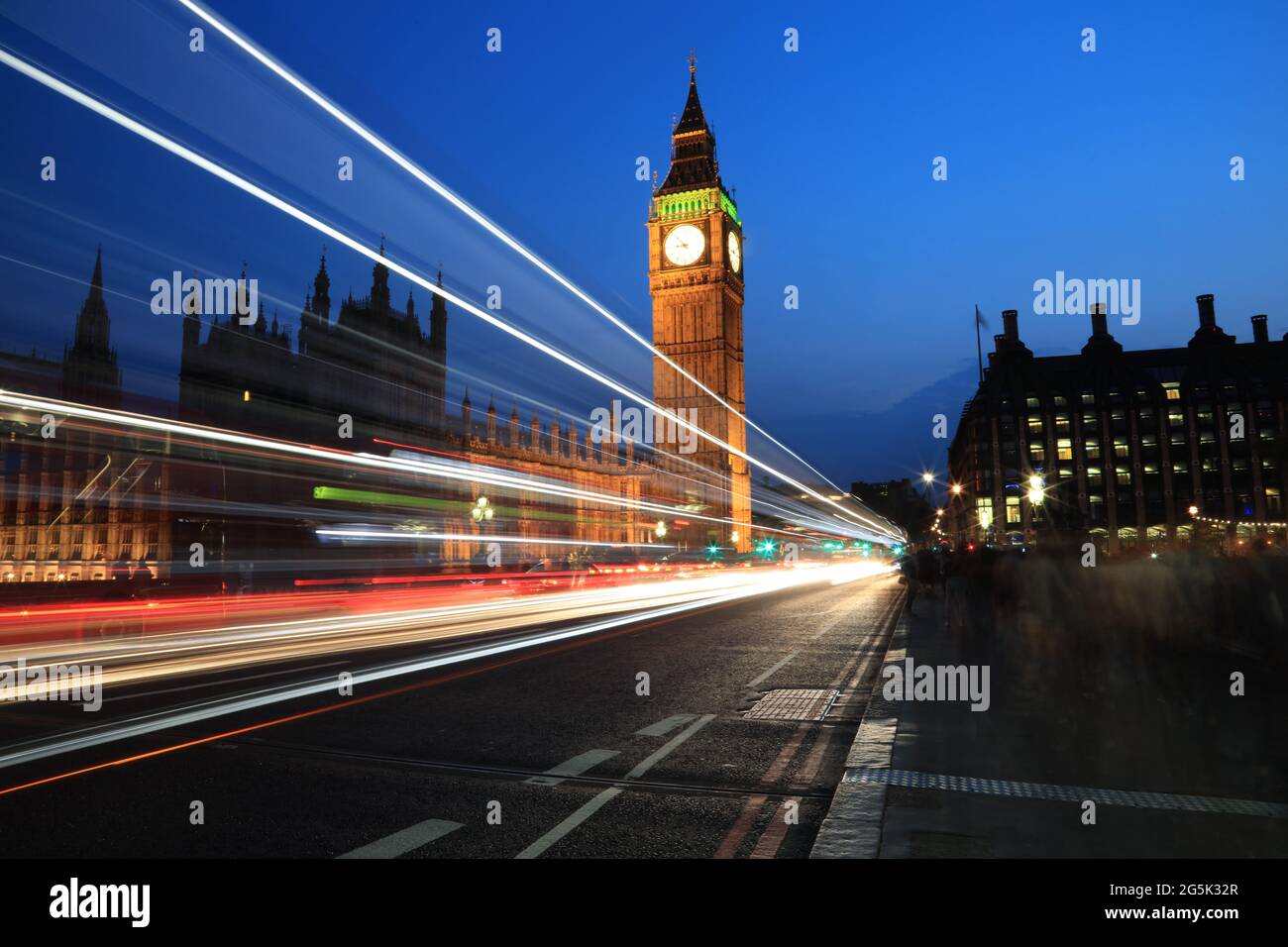 The big ben and london traffic light trails -Fotos und -Bildmaterial in ...