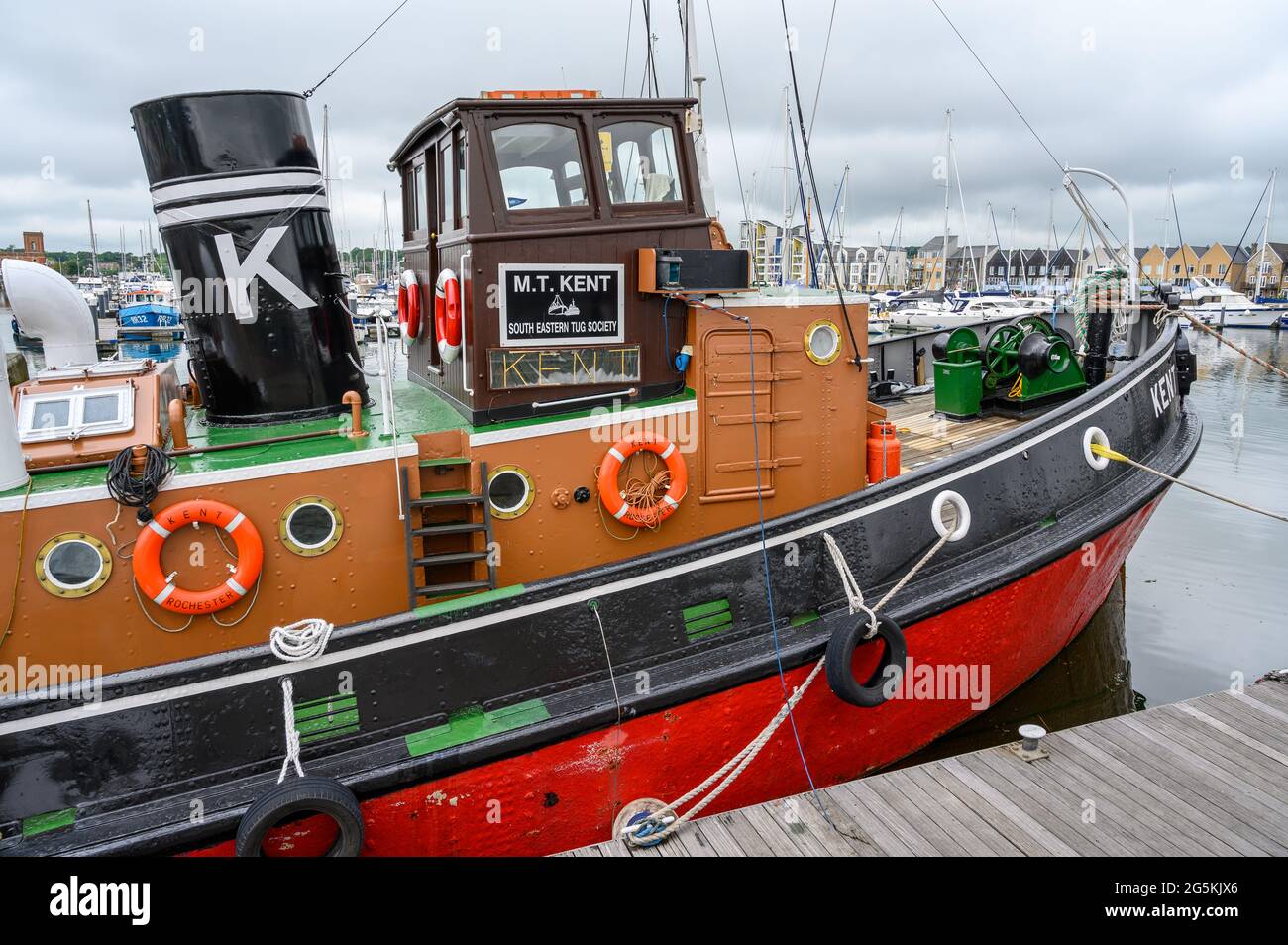 Das Schlepper-Boot M.T. Kent liegt im Basin No. 1 in Chatham Maritime ...