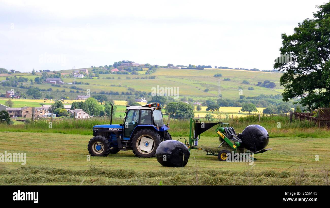 Traktor rundballenpresse -Fotos und -Bildmaterial in hoher Auflösung ...