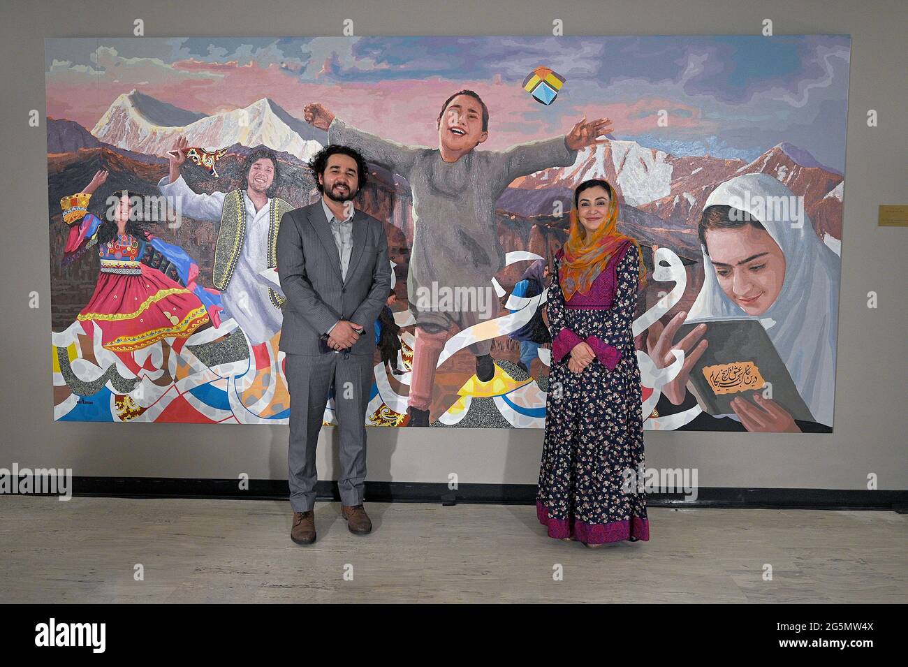 Die Künstlerin Omaid Sharifi (l.) und Botschafterin Adela Raz (r ...