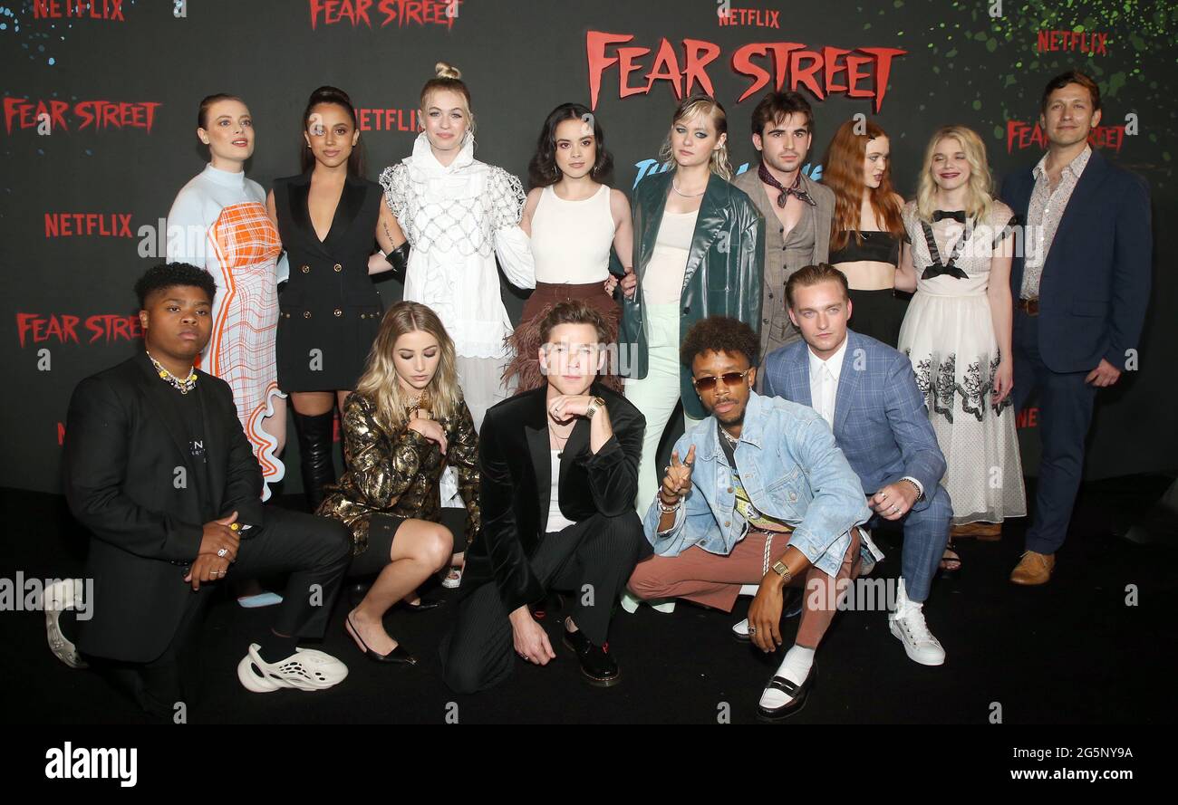 Sadie sink und emily rudd -Fotos und -Bildmaterial in hoher Auflösung ...