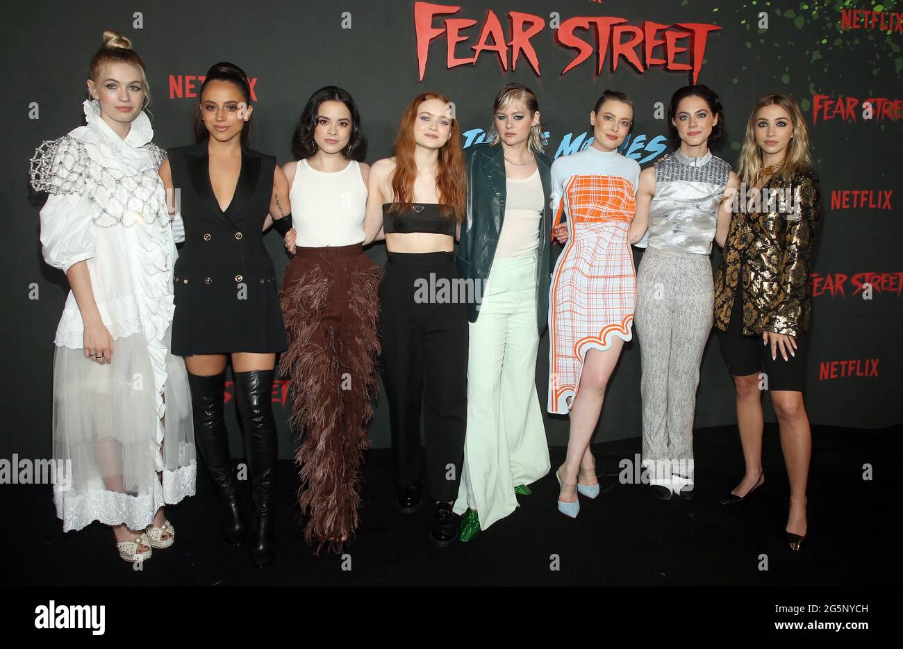 Sadie sink und emily rudd -Fotos und -Bildmaterial in hoher Auflösung ...