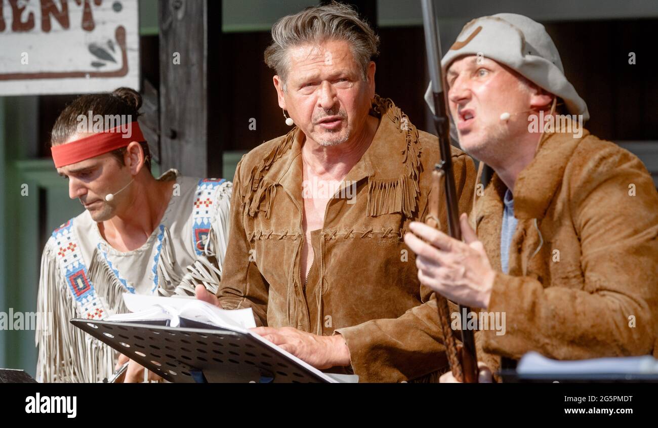 Winnetou old shatterhand -Fotos und -Bildmaterial in hoher Auflösung ...
