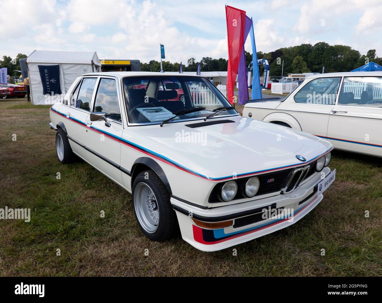 Dreiviertelansicht eines Chamonix White, 1976, BMW E12 530 MLE (Motorsport Limited Edition) auf ...