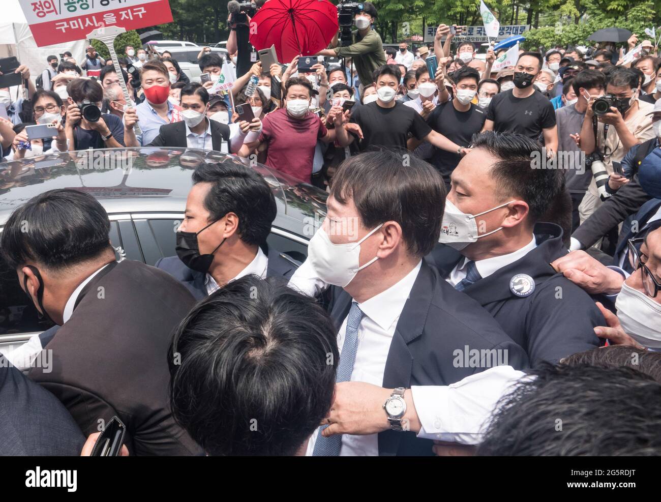 Der ehemalige südkoreanische Generalbundesanwalt Yoon Seok-Youl (Front ...