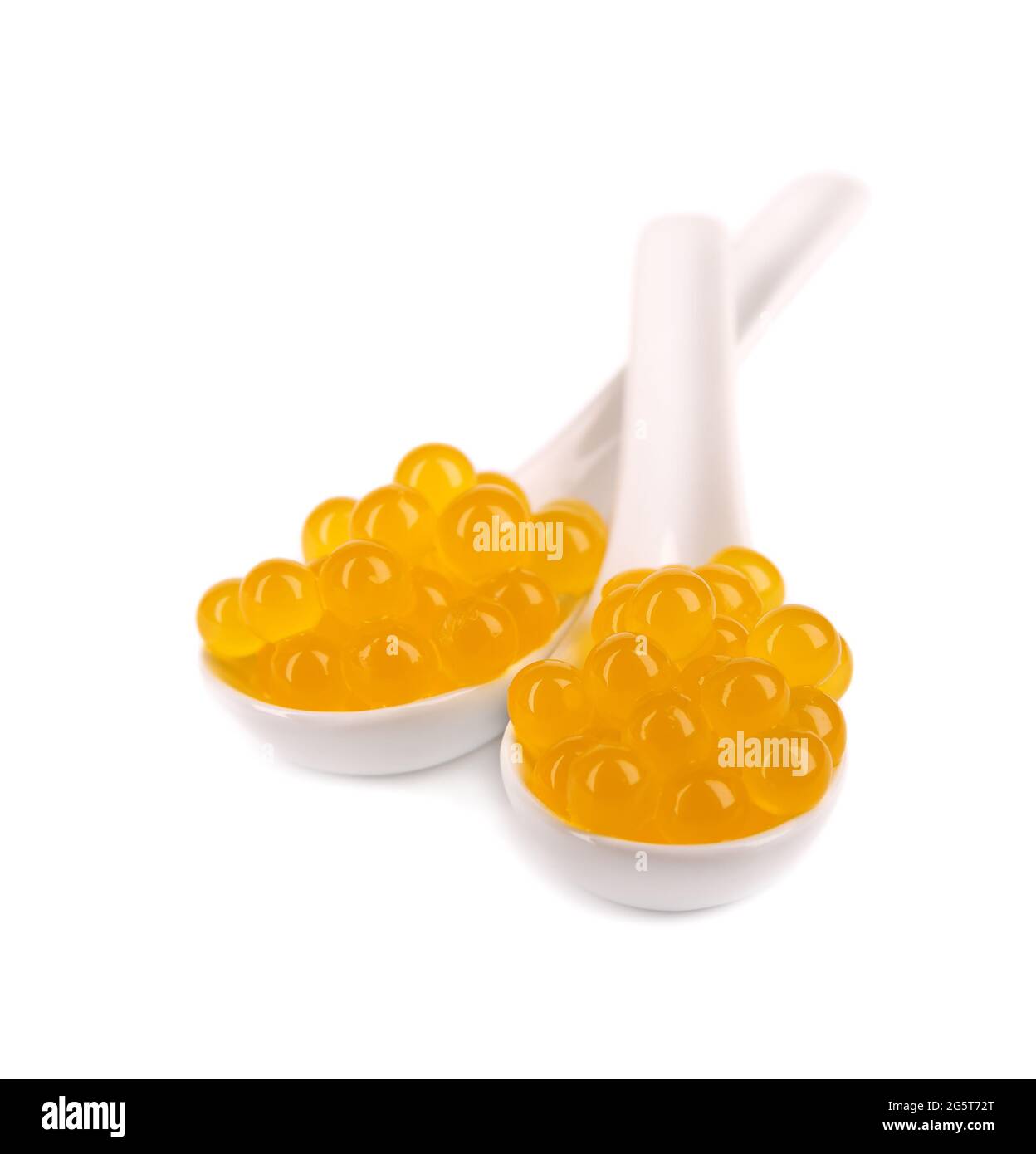 Gelbe Tapiokaperlen für Bubble Tea isoliert auf weißem Hintergrund ...
