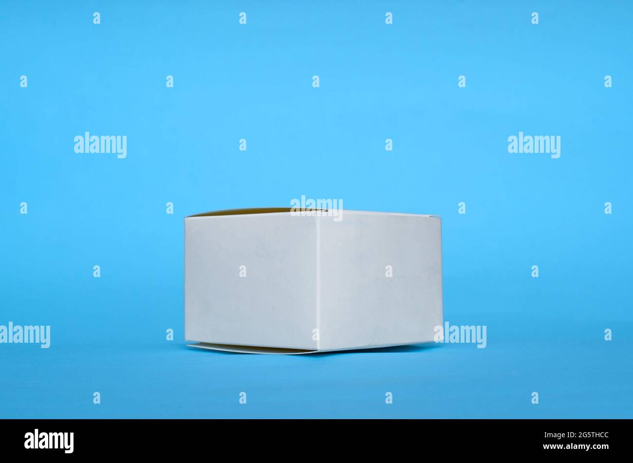 White cardboard box -Fotos und -Bildmaterial in hoher Auflösung – Alamy