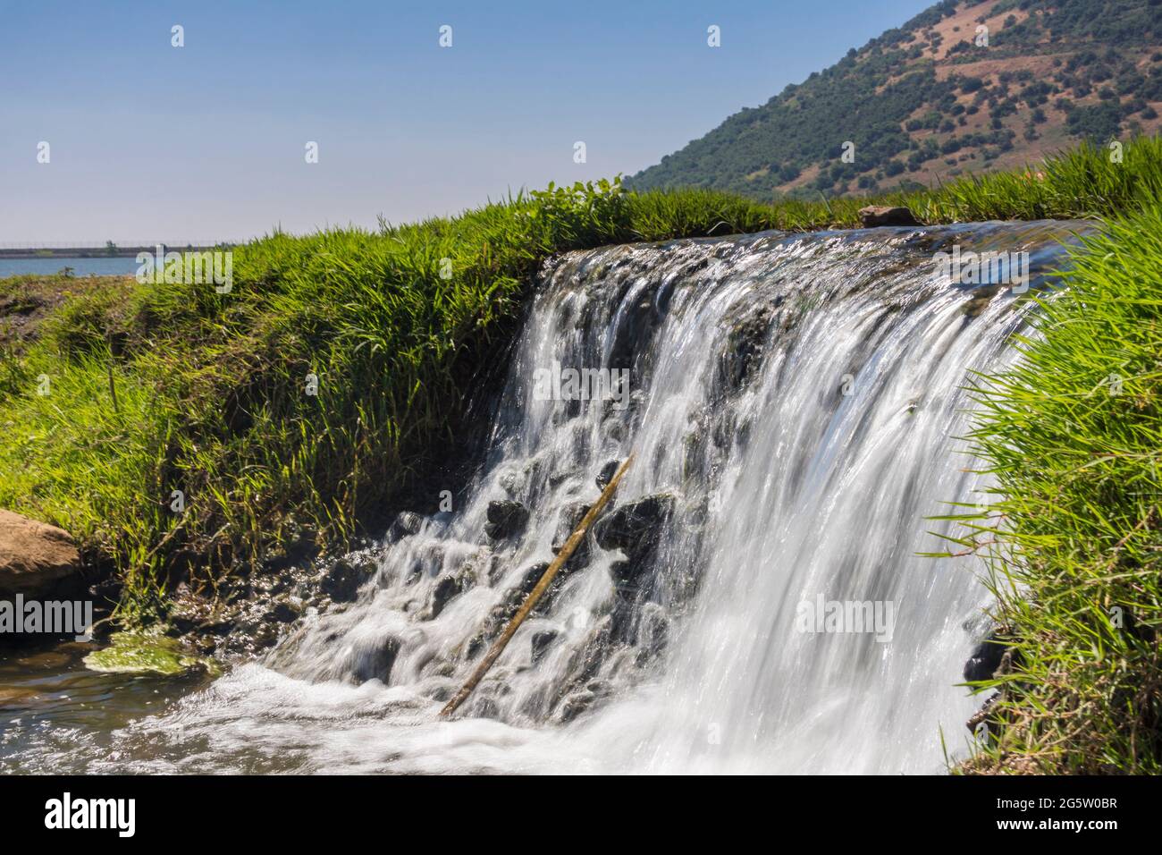 Golan Heights, Israel. Ein kleiner Wasserfall ergießt sich in den ...