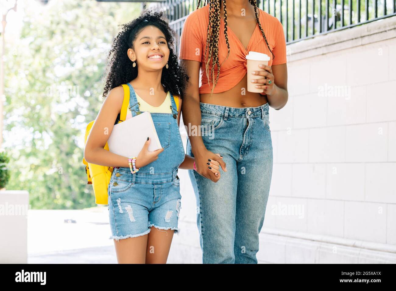 Gehende tochter der mutter zur schule -Fotos und -Bildmaterial in hoher Auflösung – Alamy