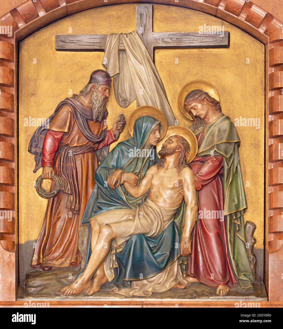 WIEN, AUSTIRA - 18. JUNI 2021: Das Relief der Kreuzabnahme in der Herz Jesu Kirche ab Anfang 20 ...