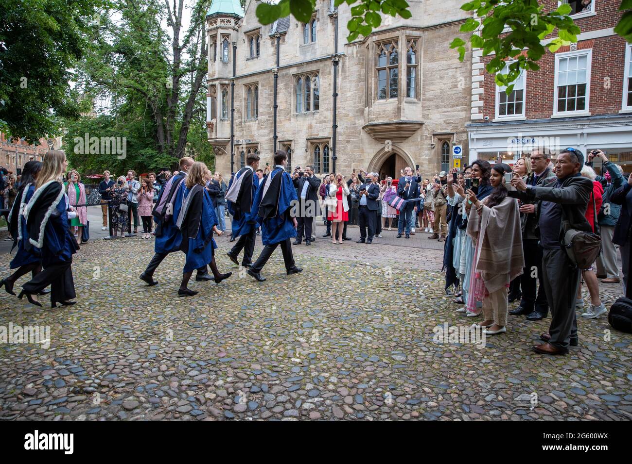 Graduating students cambridge university graduation -Fotos und ...