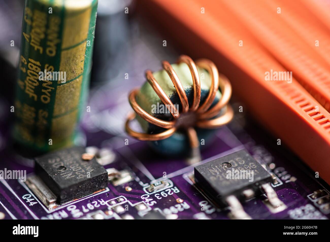 Nahaufnahme der Leiterplatten von alten PC-Desktop-Computern. Das Bild ...