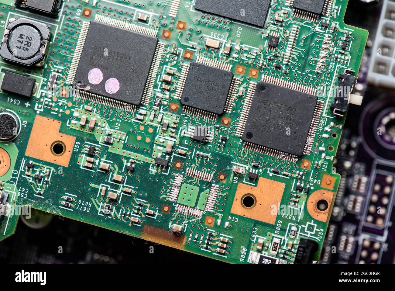 Nahaufnahme der Leiterplatten von alten PC-Desktop-Computern. Das Bild ...