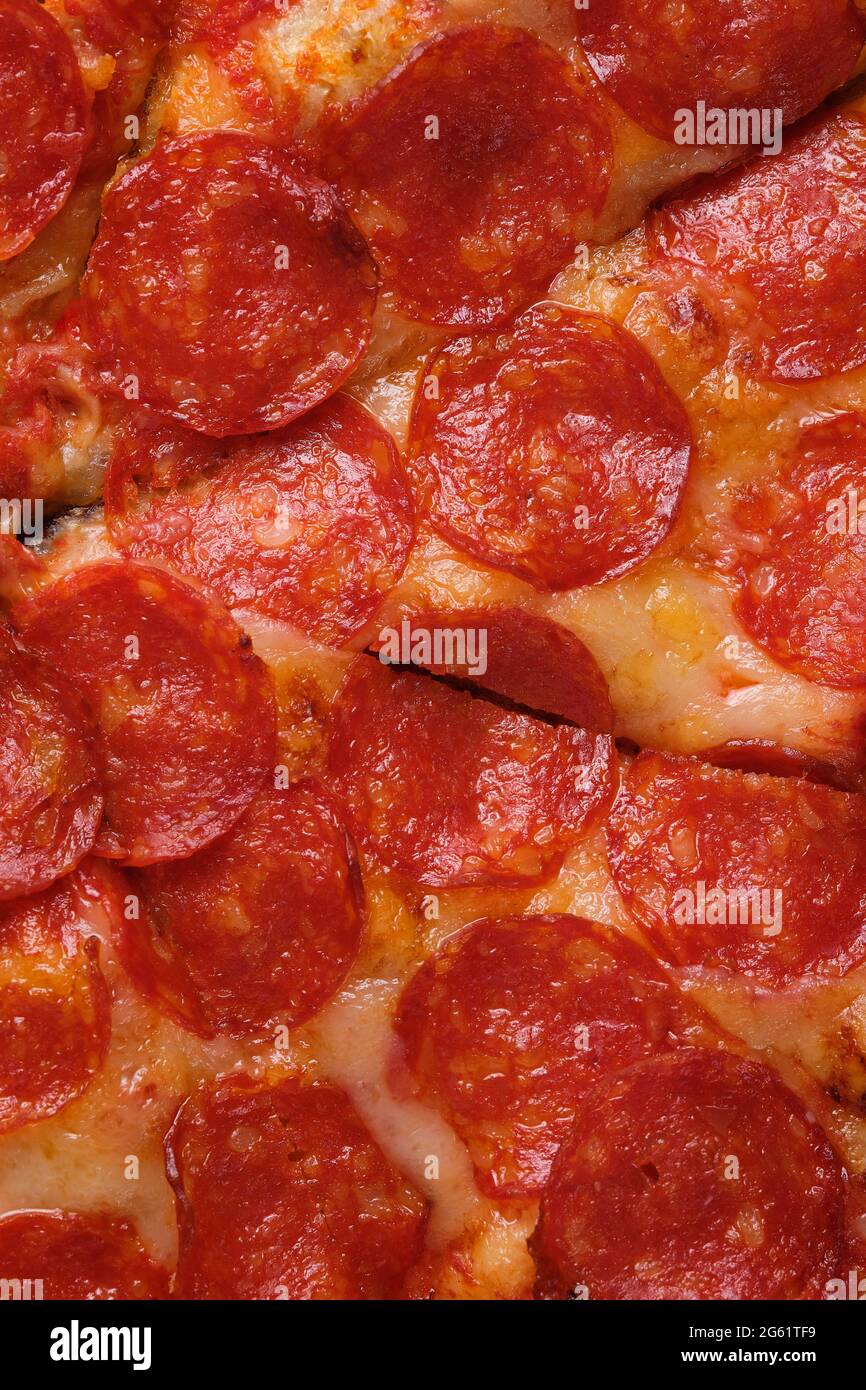 Eine Nahaufnahme einer Pepperoni-Pizza. Pizza mit würziger Wurst ...