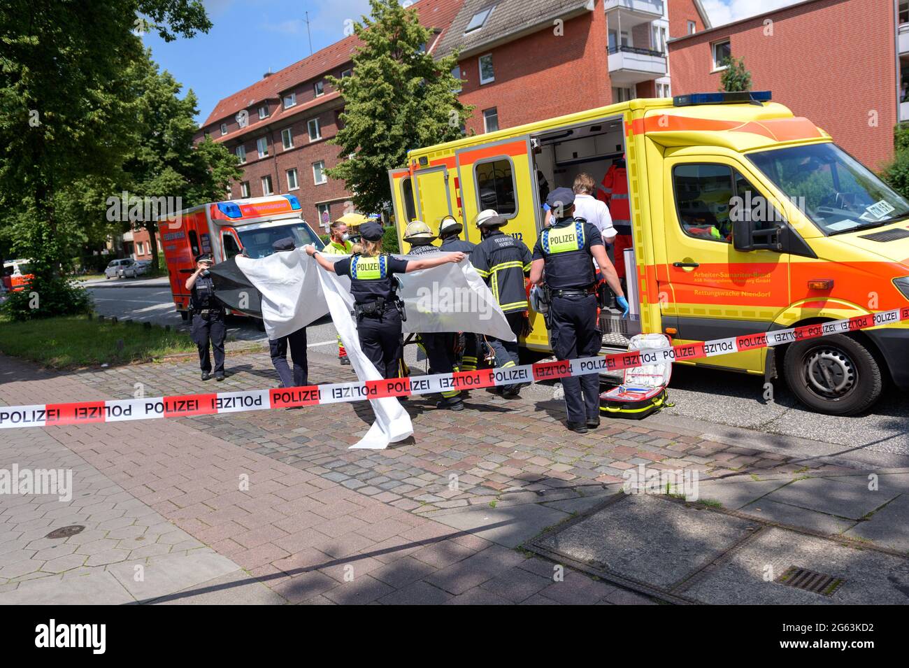 Hamburg, Deutschland. Juli 2021. Polizeibeamte halten einen Bildschirm ...