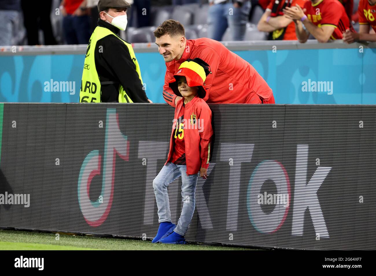 Der belgische Thomas Meunier und sein Sohn im Bild nach dem ...