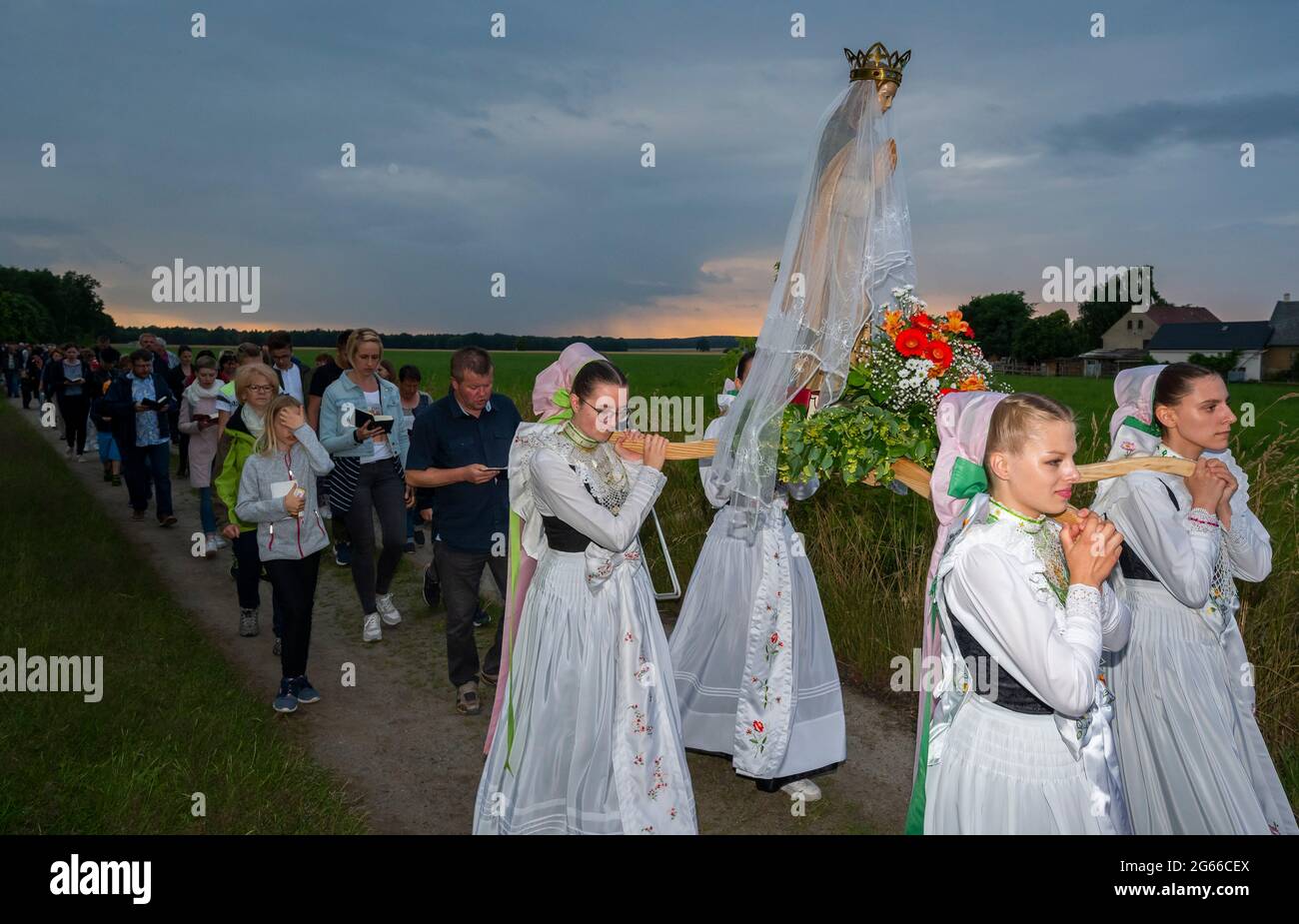 Rosenthal, Deutschland. Juli 2021. Druzhkas, das sind unverheiratete junge sorbische Frauen ...