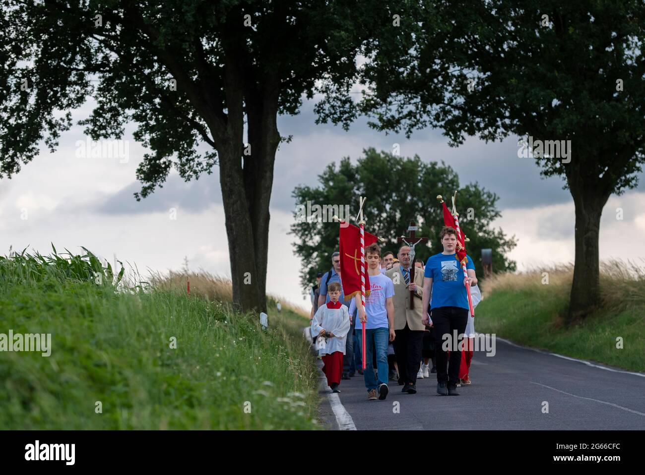 Rosenthal, Deutschland. Juli 2021. Gläubige tragen die Marienstatue, Flaggen und ein Kruzifix ...