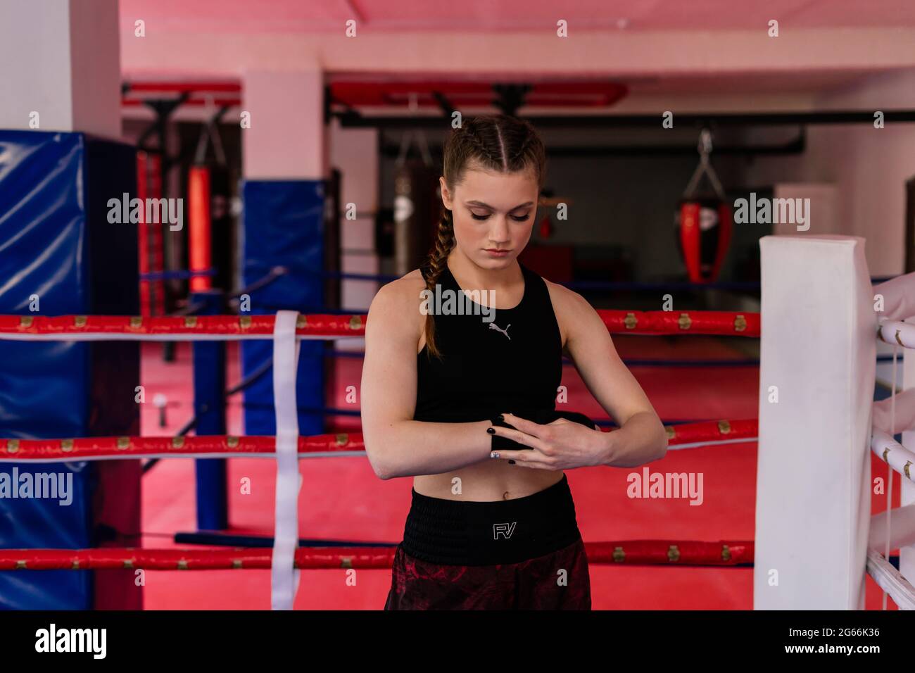 Knockout boxing frauen -Fotos und -Bildmaterial in hoher Auflösung ...