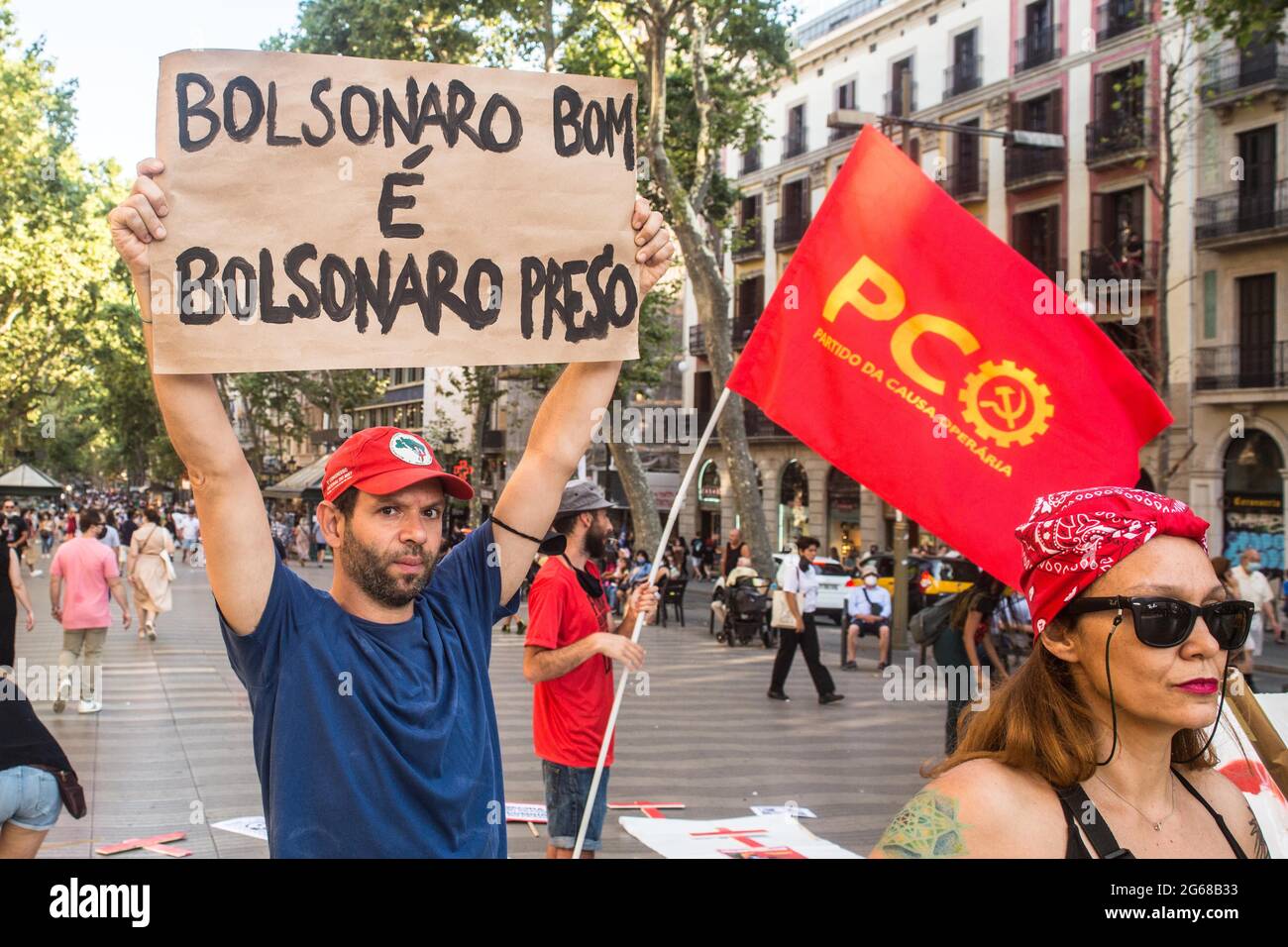 Barcelona, Spanien. Juli 2021. Ein Protestler sah während der ...