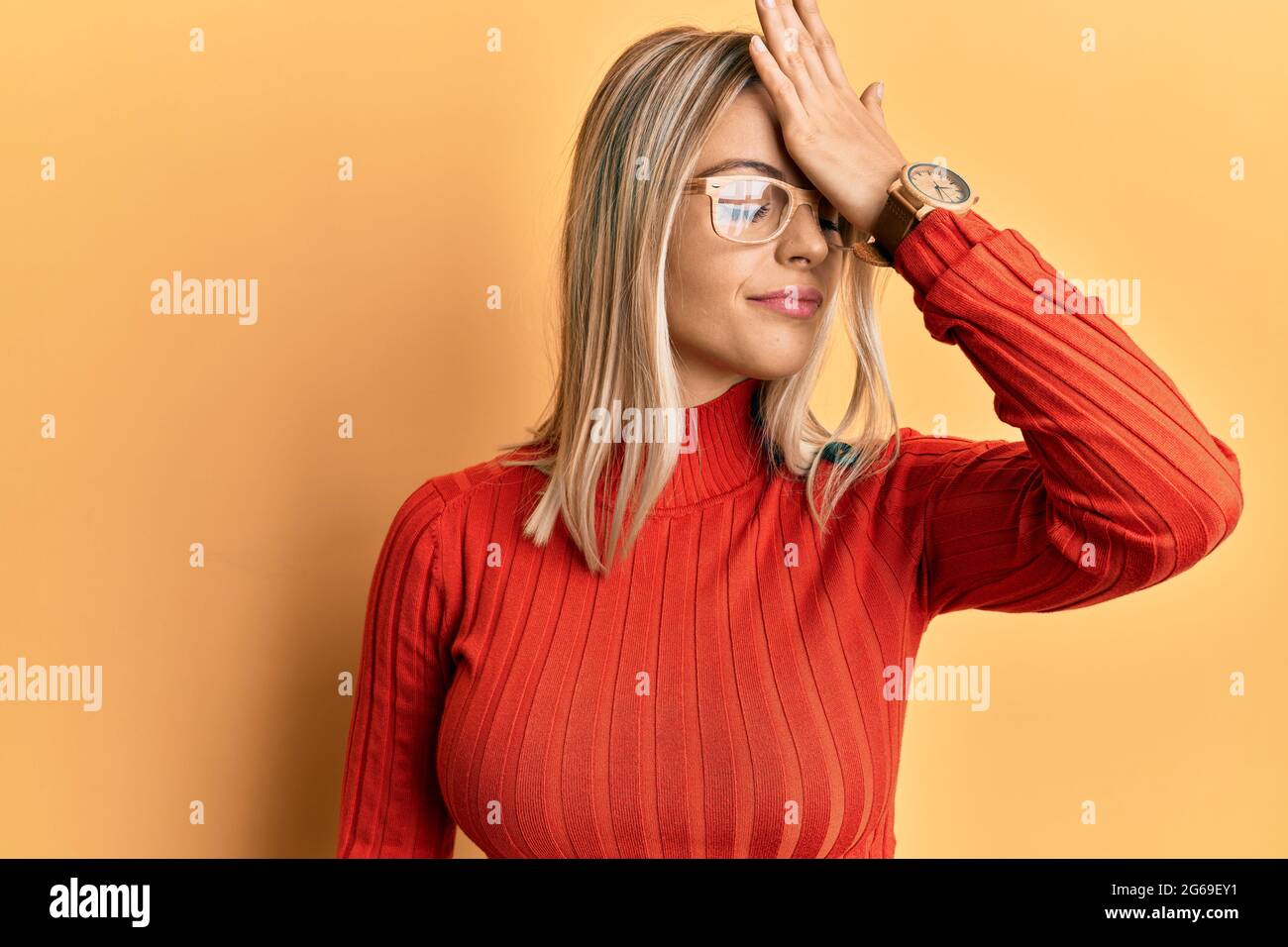 Schöne blonde Frau trägt Freizeitkleidung und Brille überrascht mit ... Schöne blonde Frau trägt Freizeitkleidung und Brille überrascht mit ...