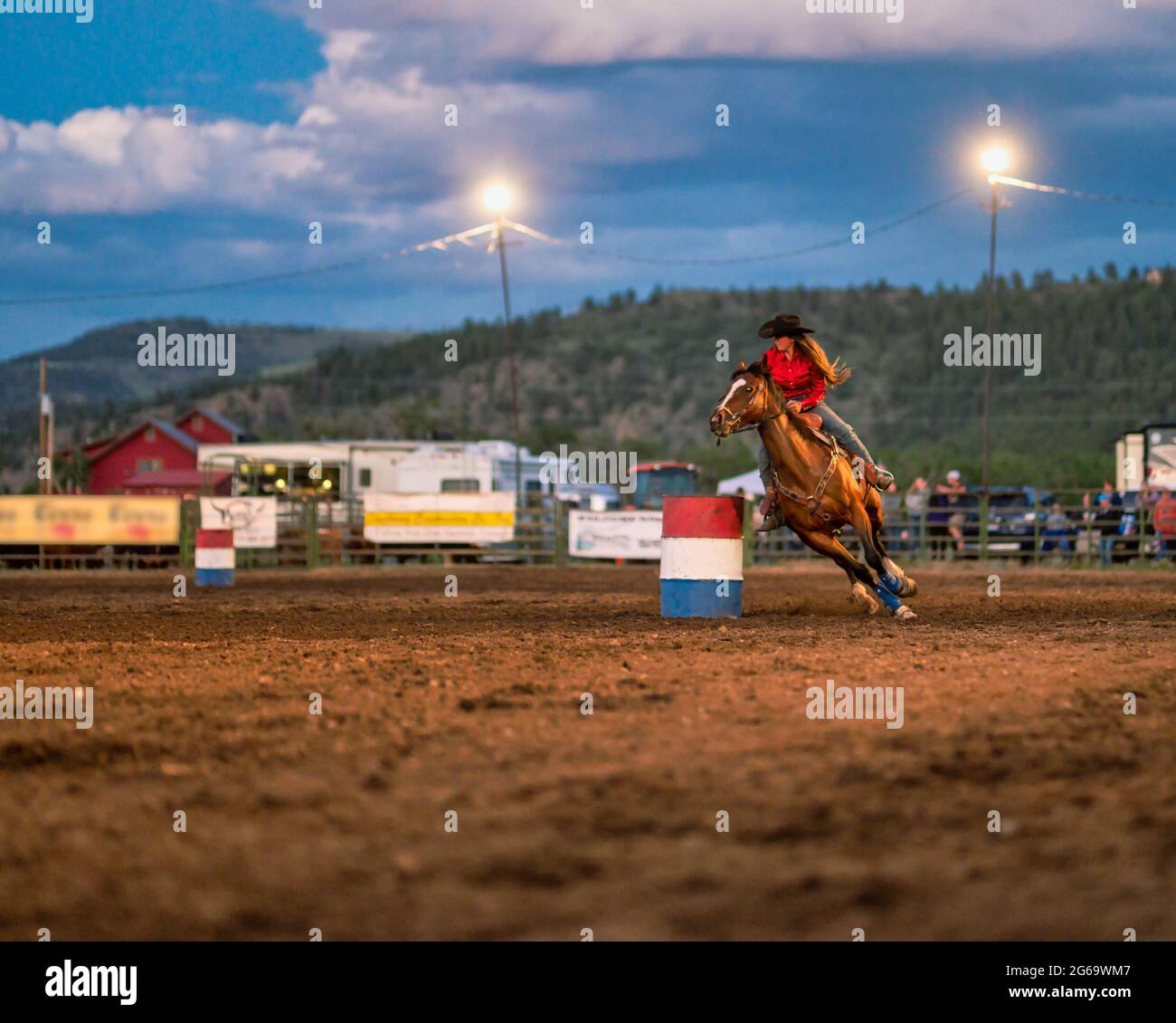 Barrel racing cowgirl mit schwarzem hut -Fotos und -Bildmaterial in ...