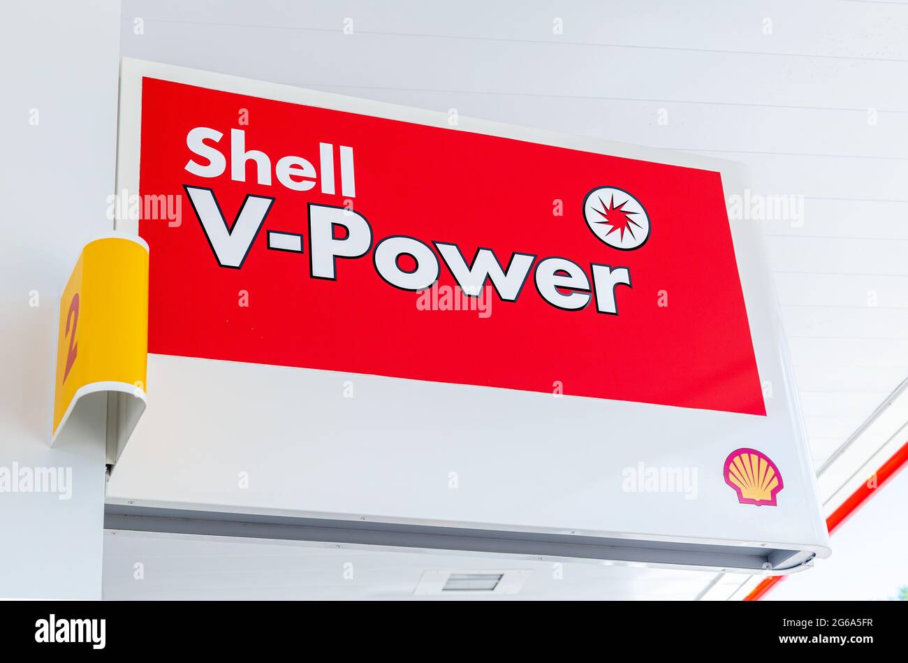 Tankstelle logo aufkleber -Fotos und -Bildmaterial in hoher Auflösung ...