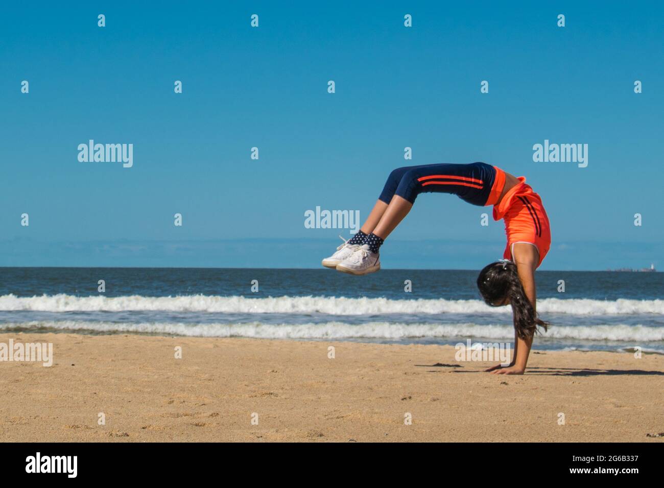 Gymnastik am strand -Fotos und -Bildmaterial in hoher Auflösung – Alamy