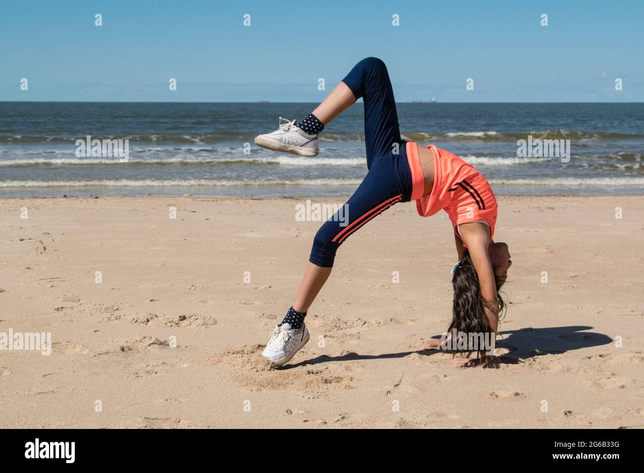 Gymnastik am strand -Fotos und -Bildmaterial in hoher Auflösung – Alamy