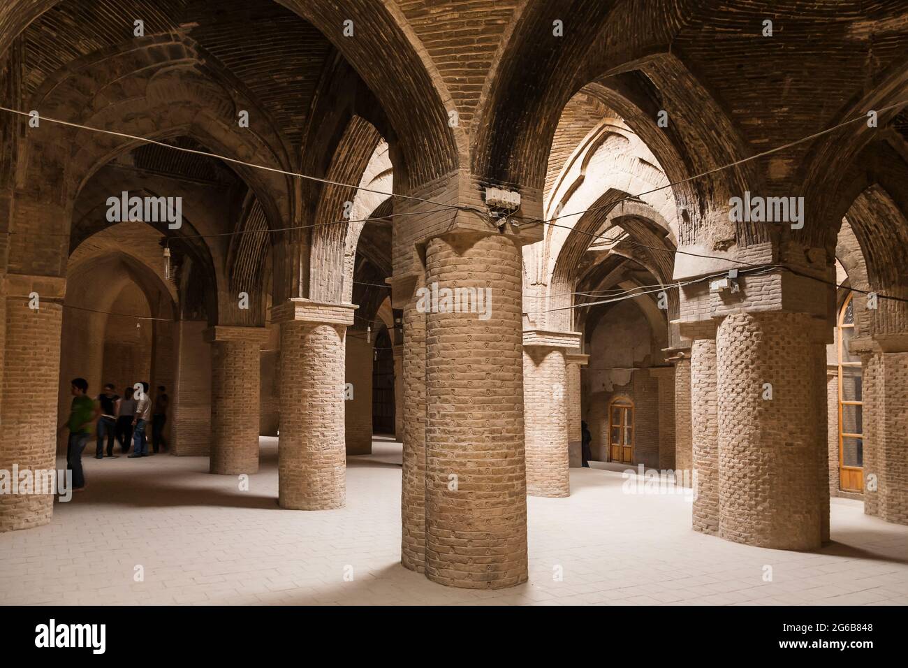 Innen mit gewölbten Säulen aus Ziegelsteinen, Freitagsmoschee (Jameh ...