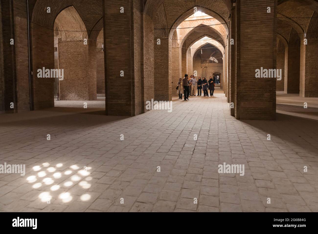Innen mit gewölbten Säulen aus Ziegelsteinen, Freitagsmoschee (Jameh ...