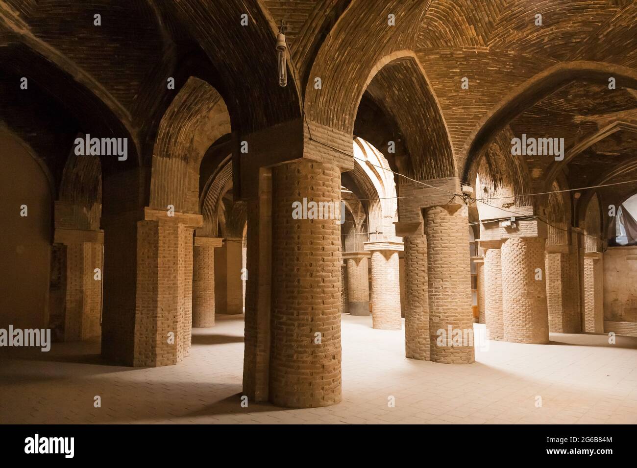 Innen mit gewölbten Säulen aus Ziegelsteinen, Freitagsmoschee (Jameh ...