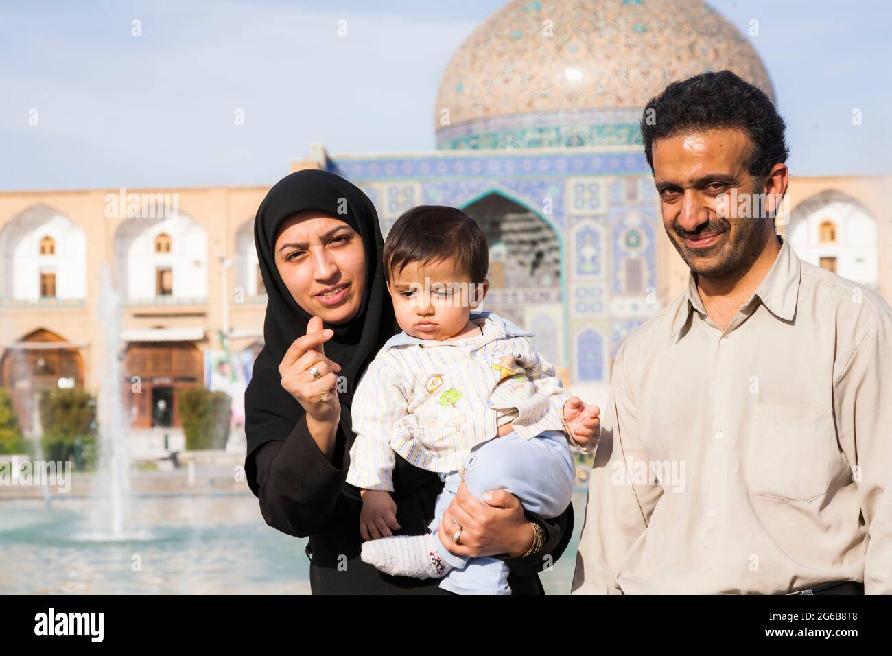 Junge Familie mit einem Baby, am Imam-Platz, Sheikh Lotfollah Moschee ...