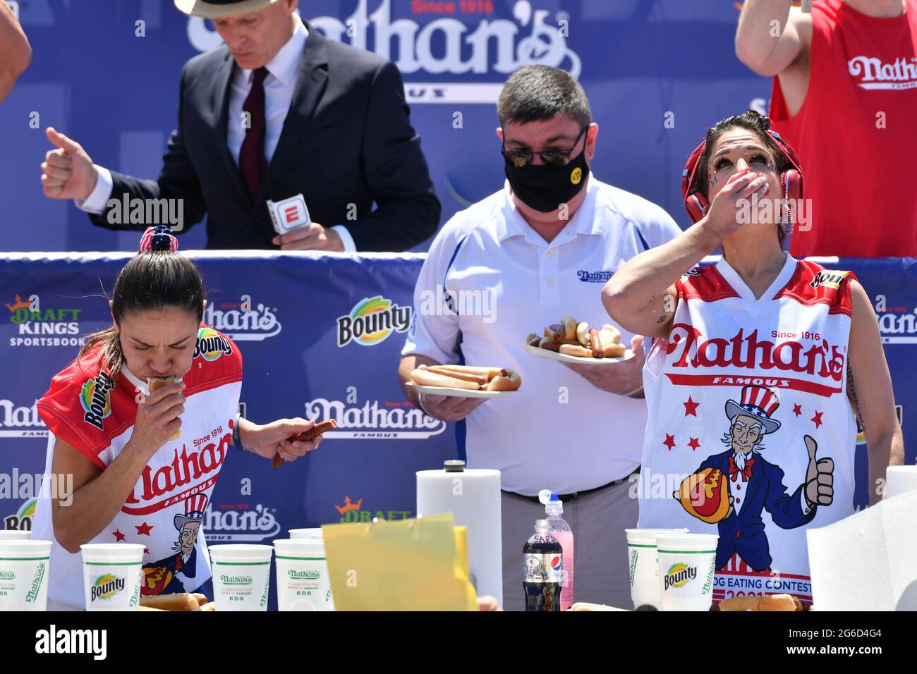 Michelle Lesco gewinnt den berühmten Hot Dog Eating Contest 2021 der ...