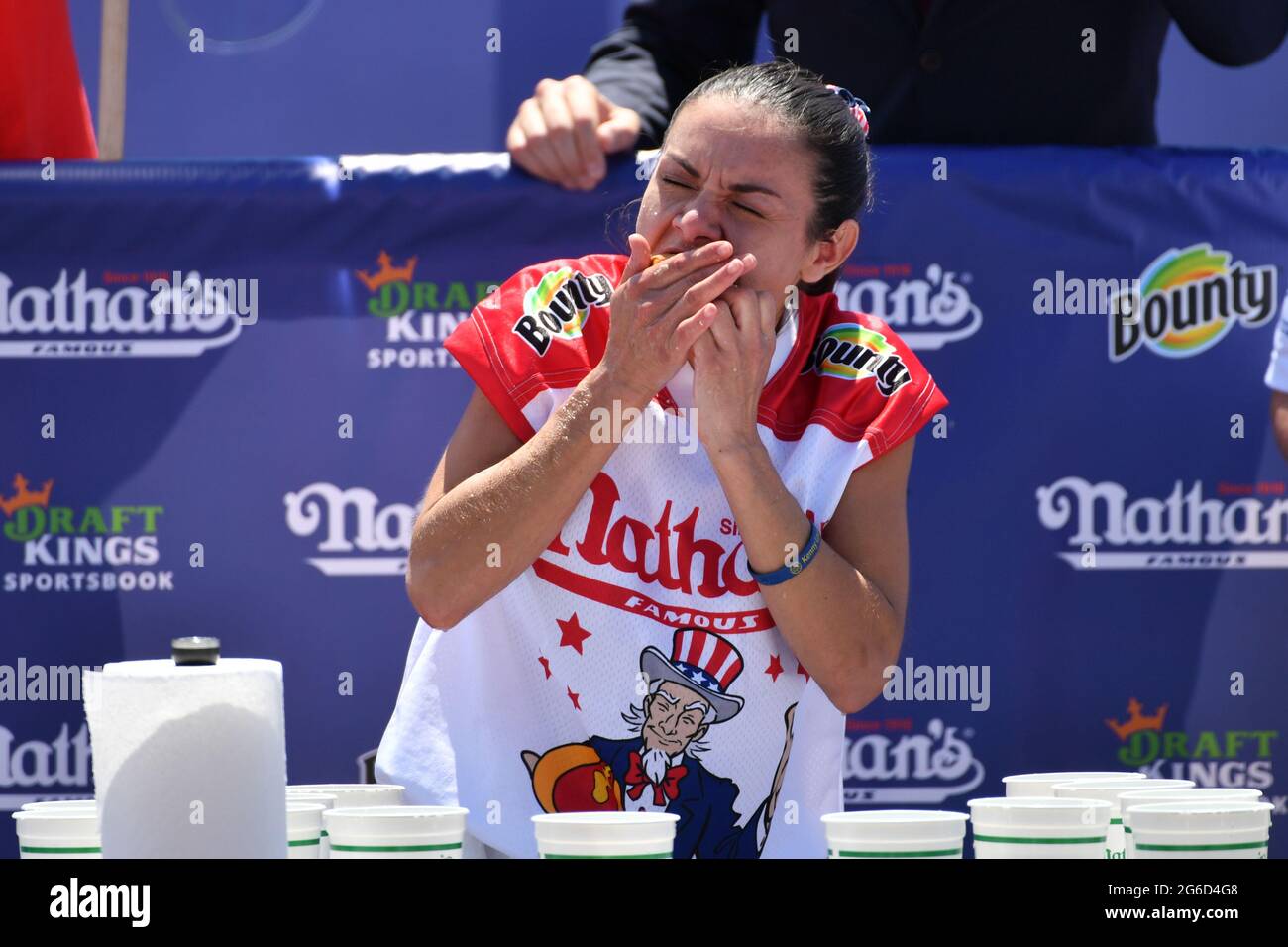 Michelle Lesco gewinnt den berühmten Hot Dog Eating Contest 2021 der ...