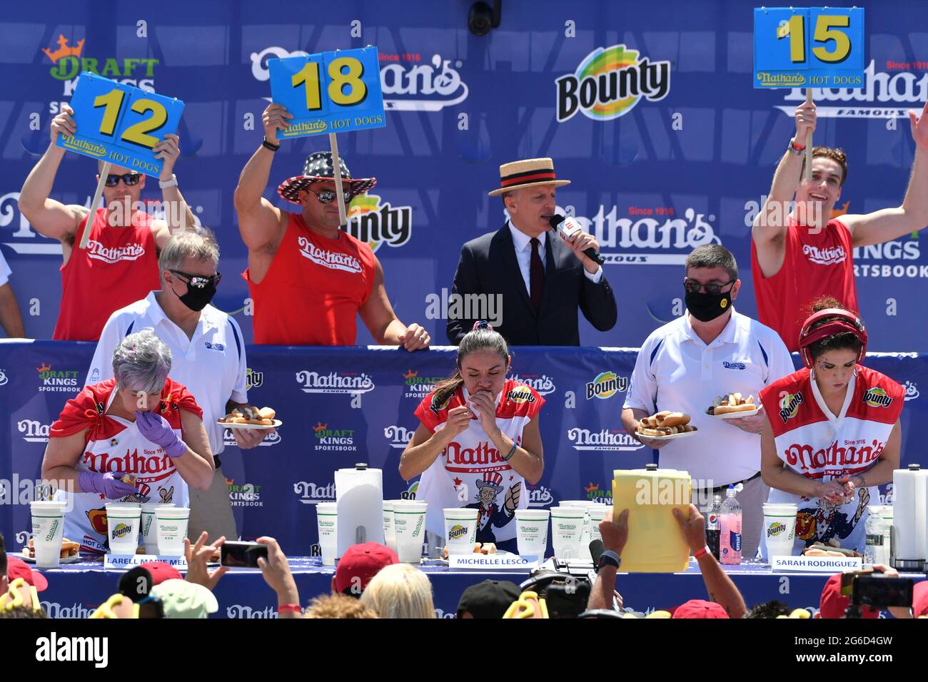 Michelle Lesco gewinnt den berühmten Hot Dog Eating Contest 2021 der ...