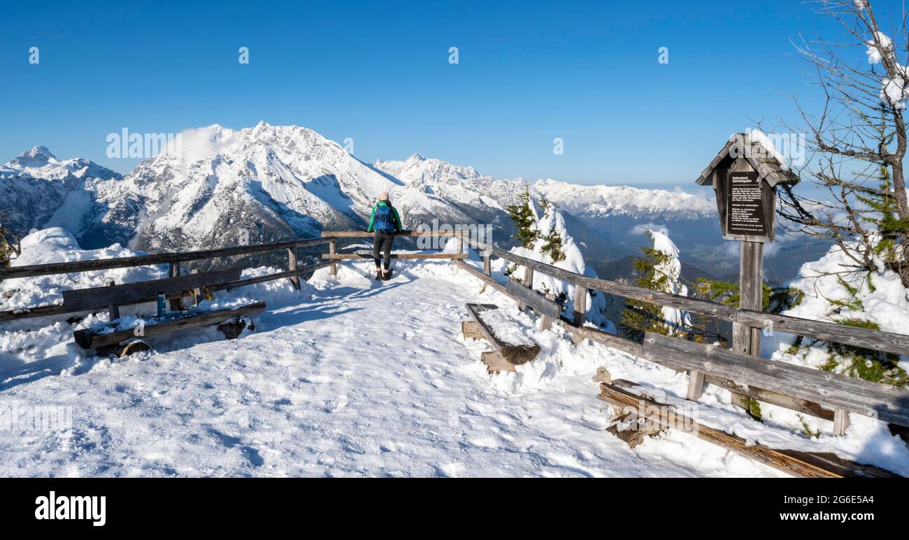 Junge Frau auf Aussichtsplattform in Jenner, hinter Watzmann ...