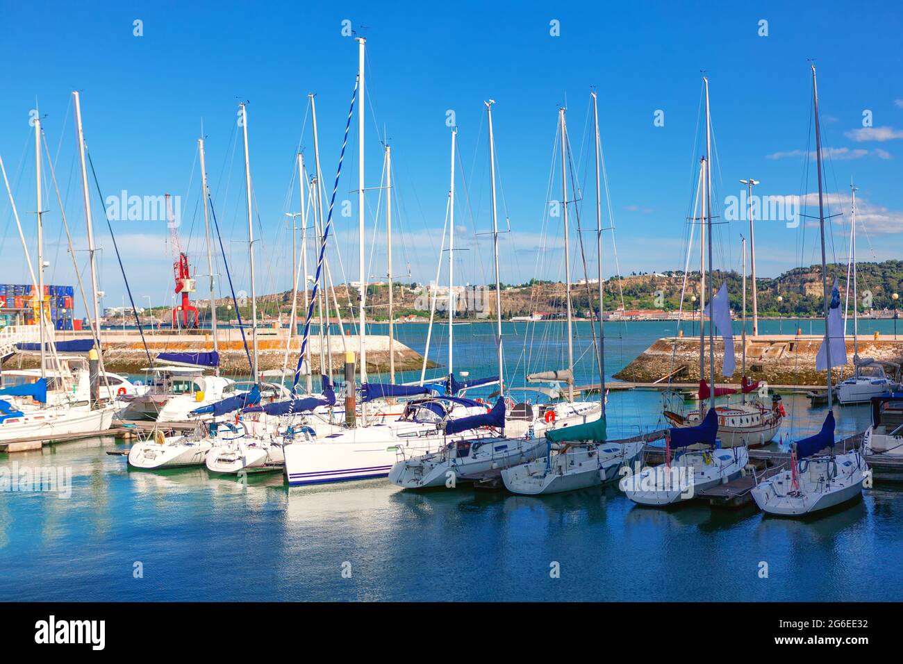 Blick auf eine Marina in Lissabon. Hafen mit Luxusyachten . Boot mastet ...