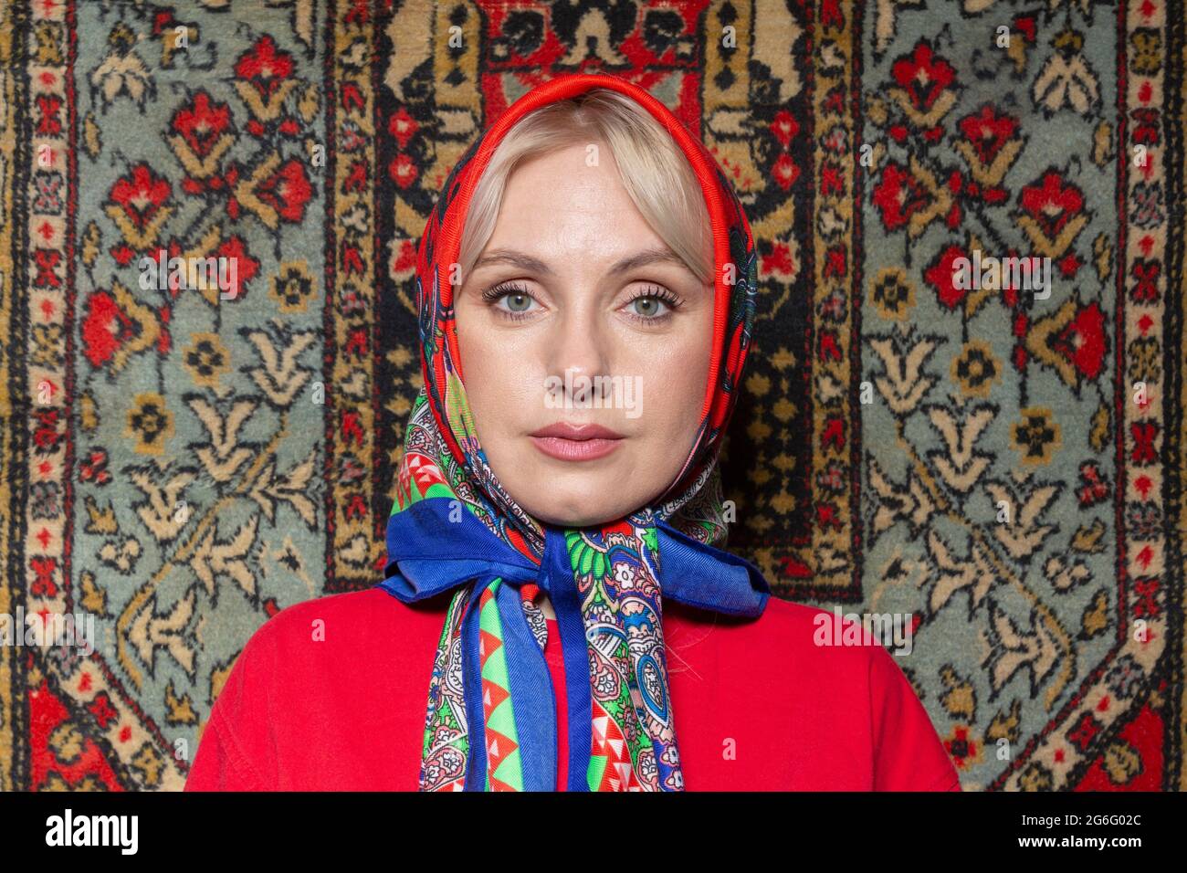 Babushka woman -Fotos und -Bildmaterial in hoher Auflösung – Alamy