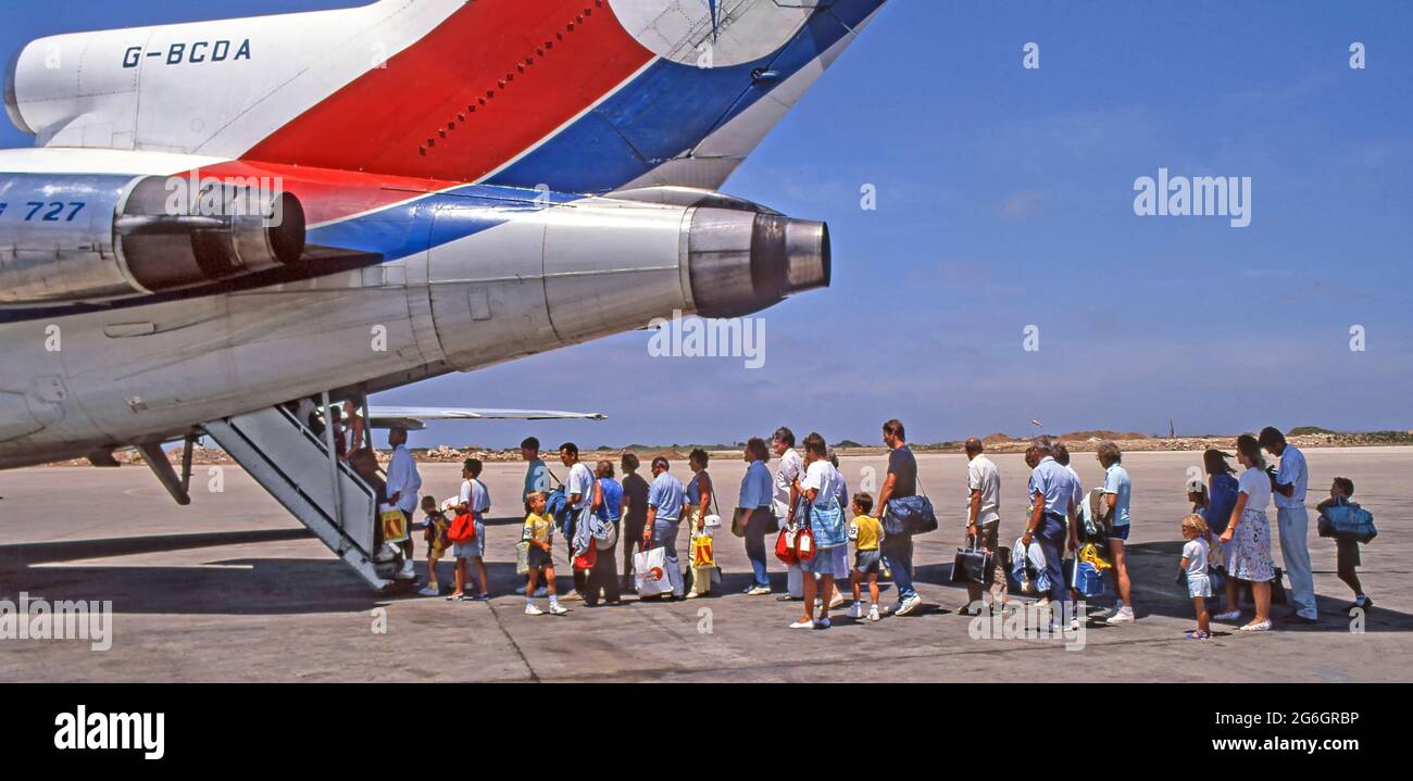 Boeing 727 Trijet Dan Air-Logo auf dem Düsenflugzeug und Familien, die ...