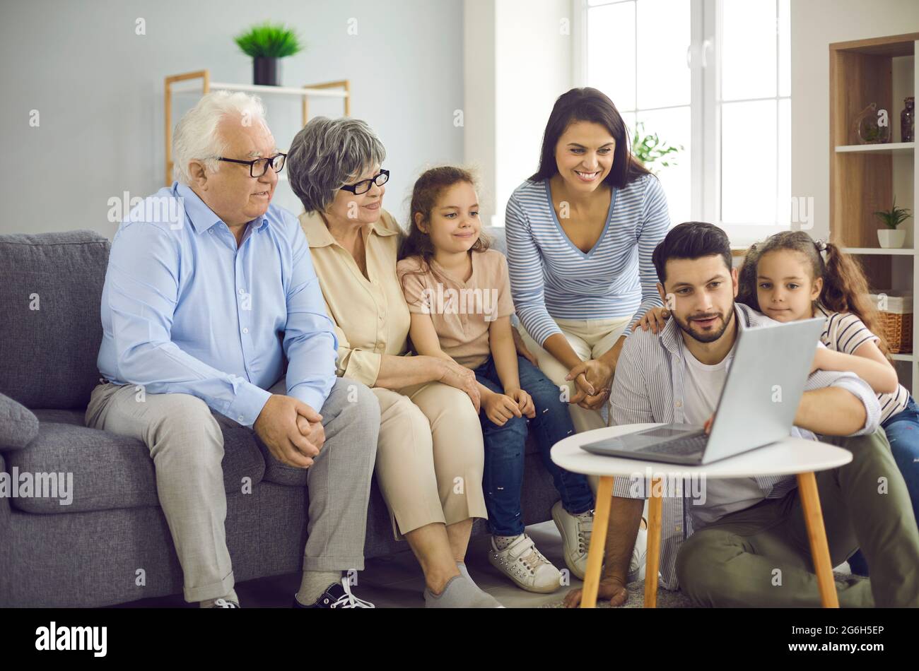 Tochter familie opa -Fotos und -Bildmaterial in hoher Auflösung – Alamy