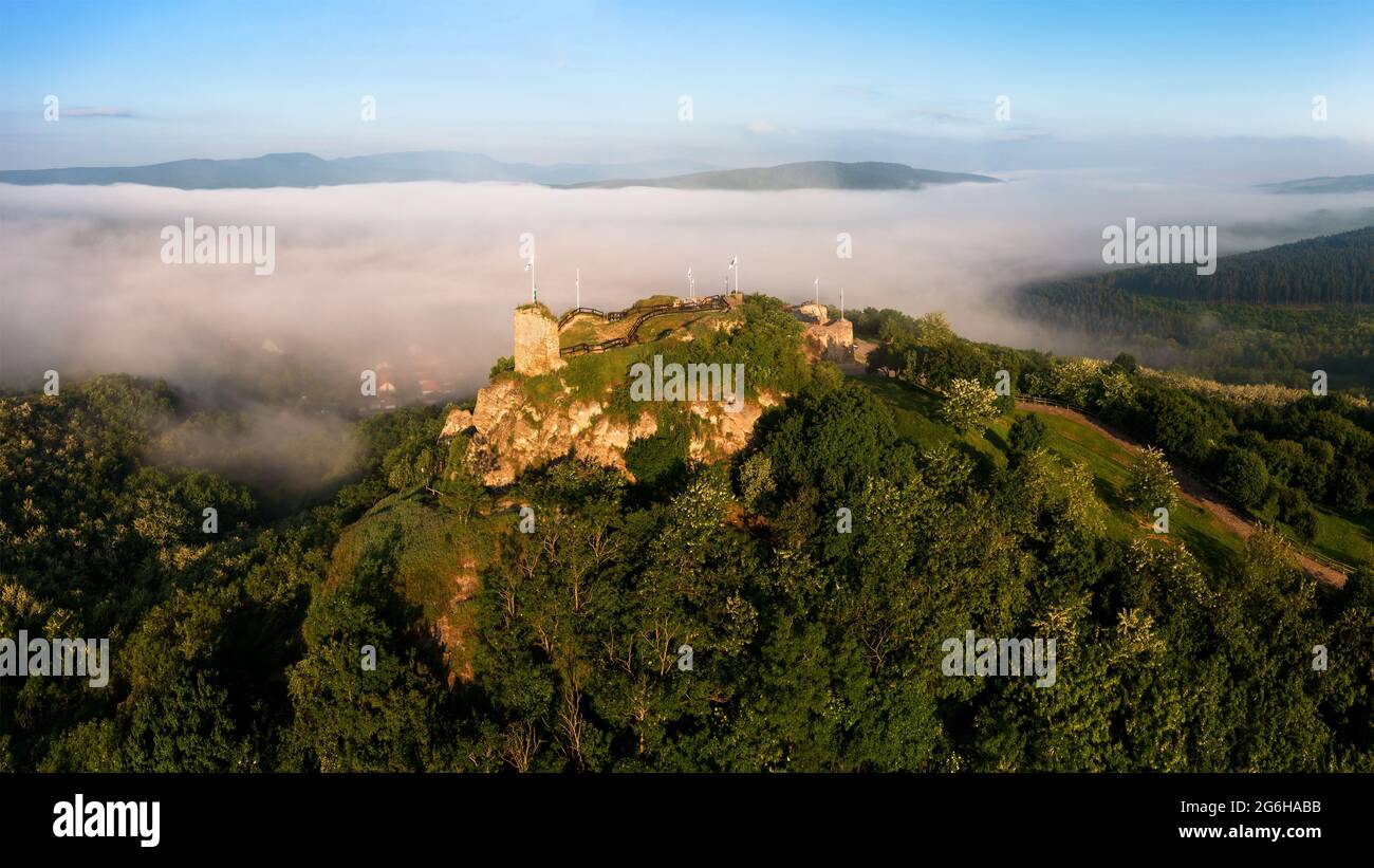 Schloss von sirok in Matra Mountains Ungarn. Erstaunliche historische ...