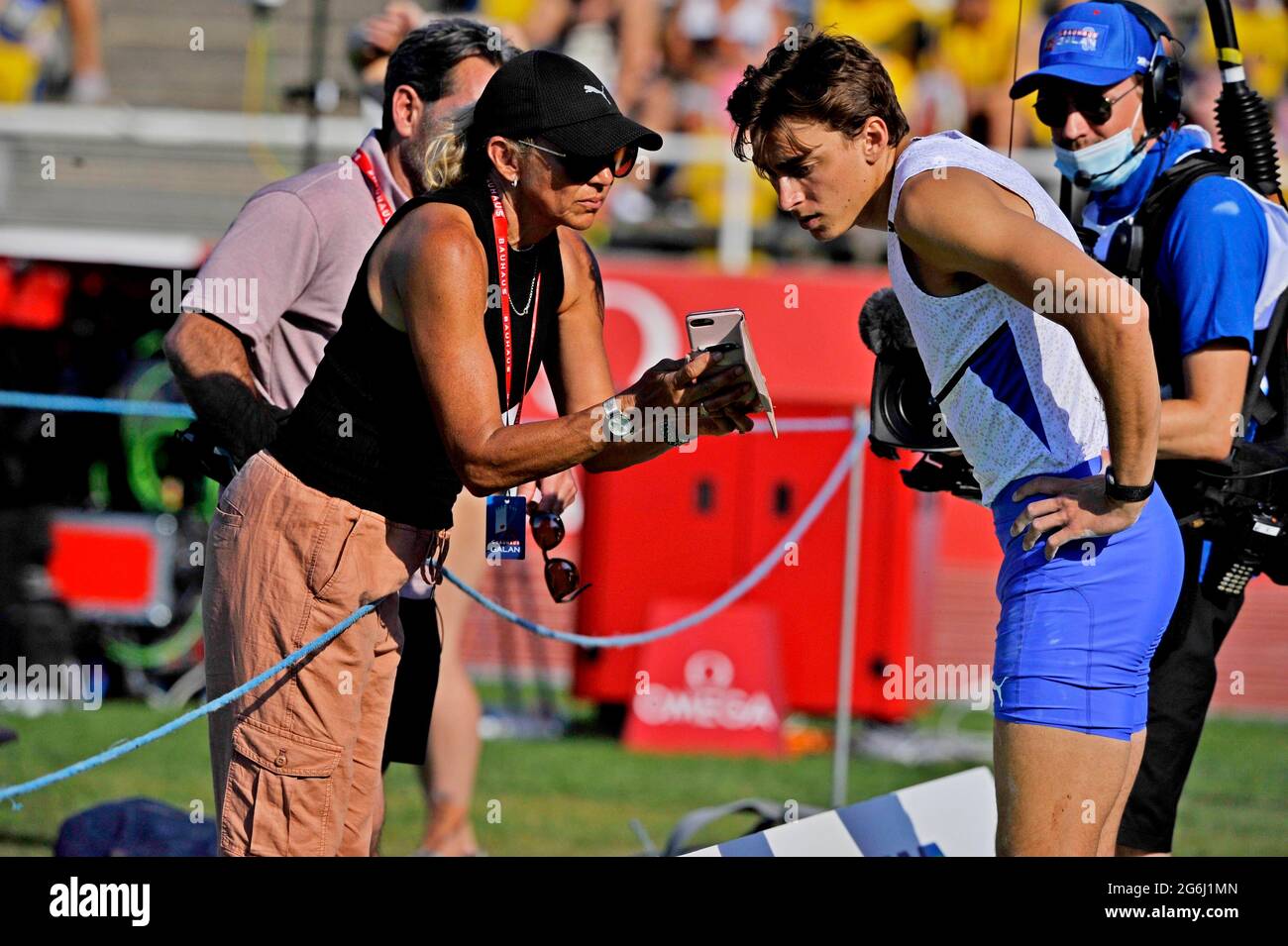 Armand Duplantis alias Mondo Duplantis (SWE) spricht mit Eltern und ...